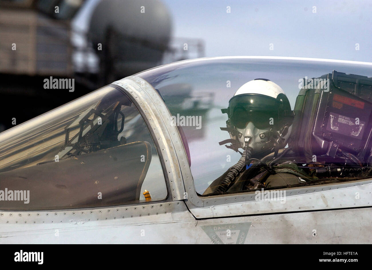 070128-N-7130B-050 Pacific Ocean (Jan. 28, 2007) Ð Watching the hand ...