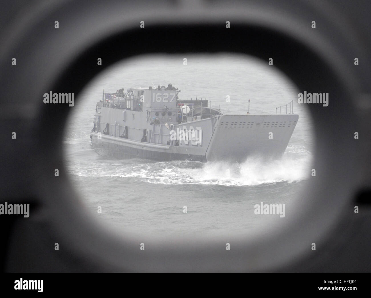 070328-N-4010S-027 SOUTH CHINA SEA (March 28, 2007) - Landing Craft ...