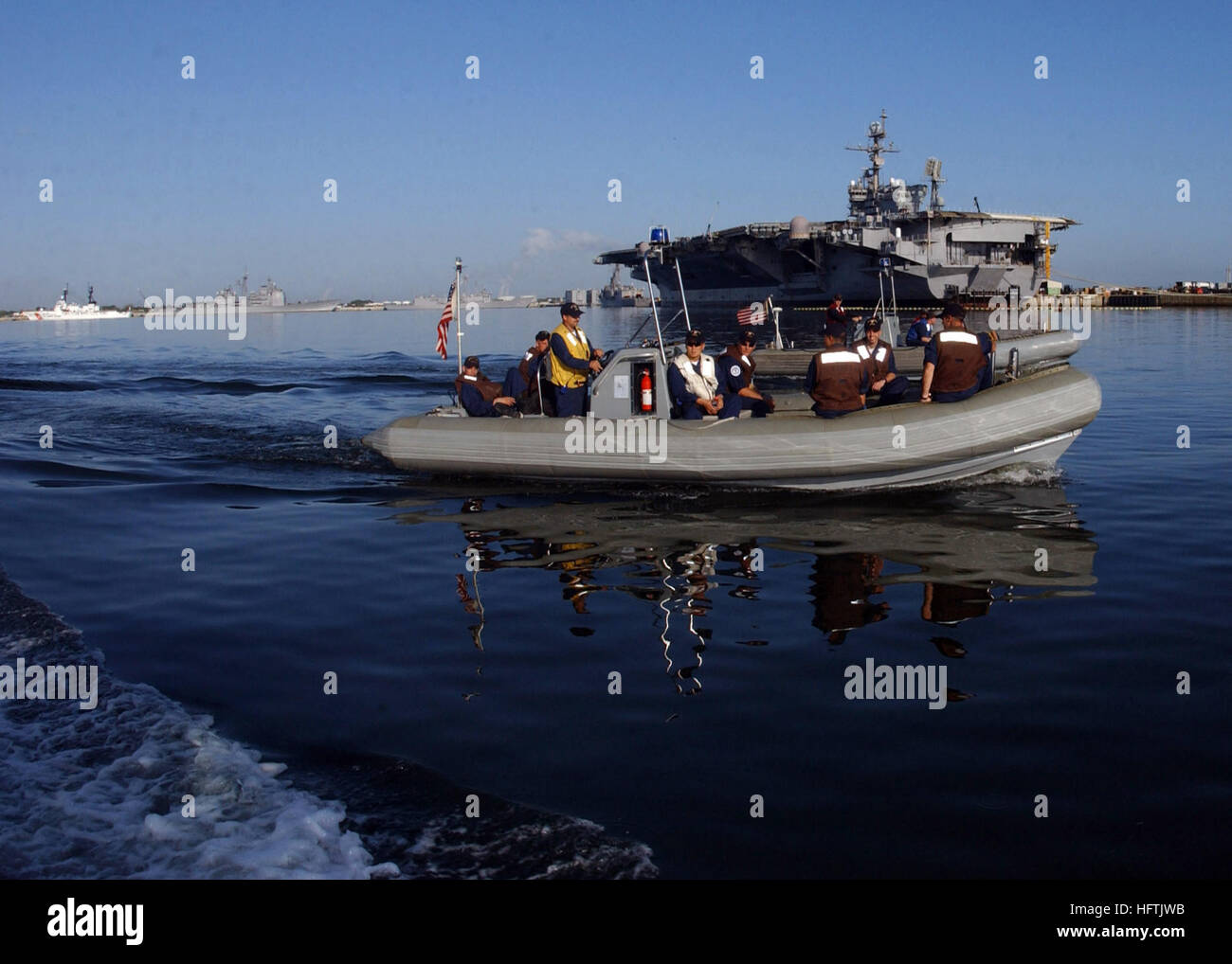 Us navy frigate at speed hi-res stock photography and images - Alamy