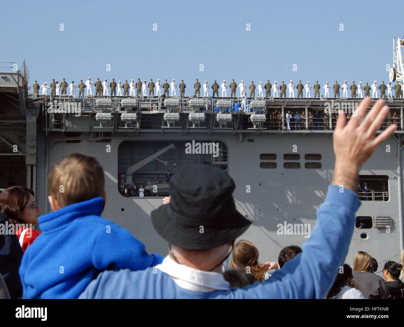 Us navy sailors wave hi-res stock photography and images - Alamy
