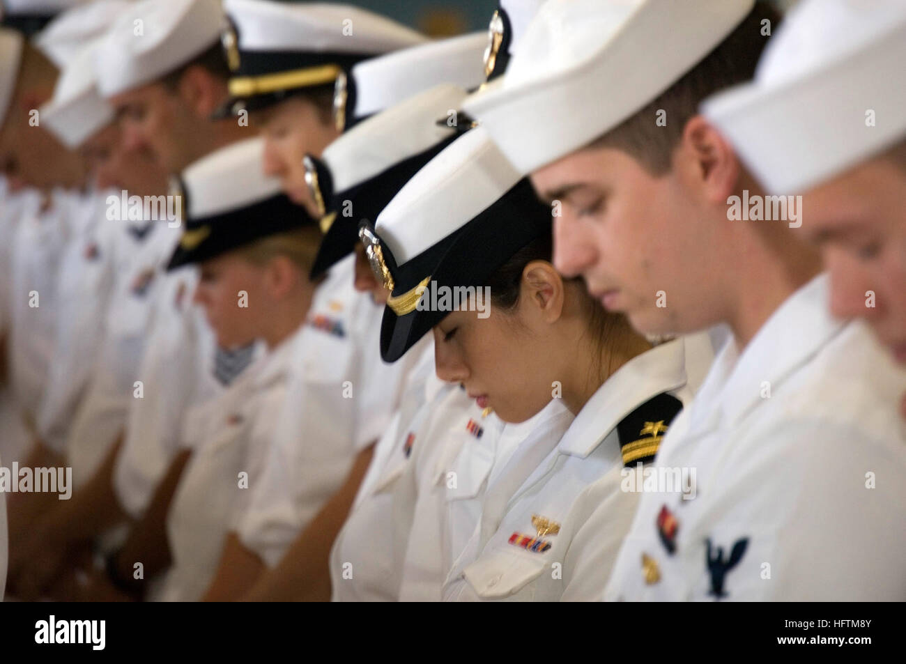 070416-N-3398B-046 KANEOHE BAY, Hawaii (April 16, 2007) - Sailors ...