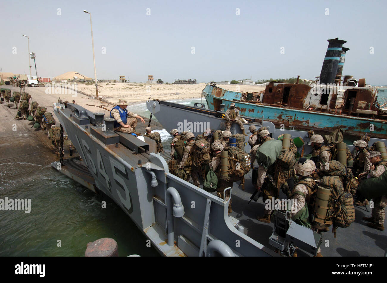 Us navy landing craft kuwait hi-res stock photography and images - Alamy