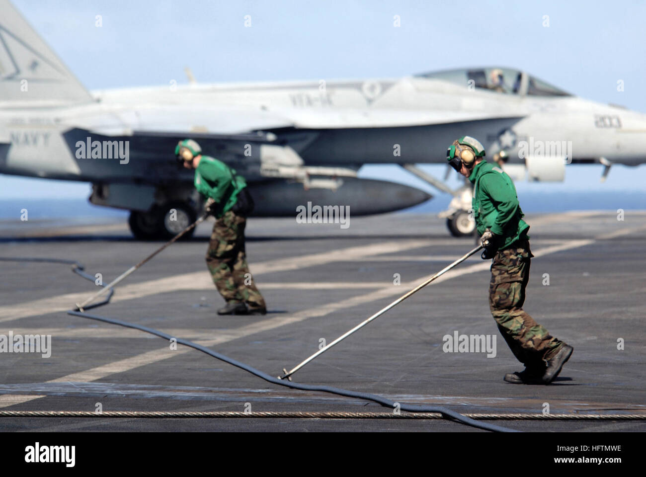Arresting cable hi-res stock photography and images - Alamy