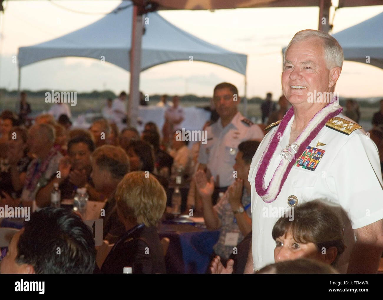 070426-N-6674H-113 FORD ISLAND, Hawaii (April 26, 2007) - Commander, U ...