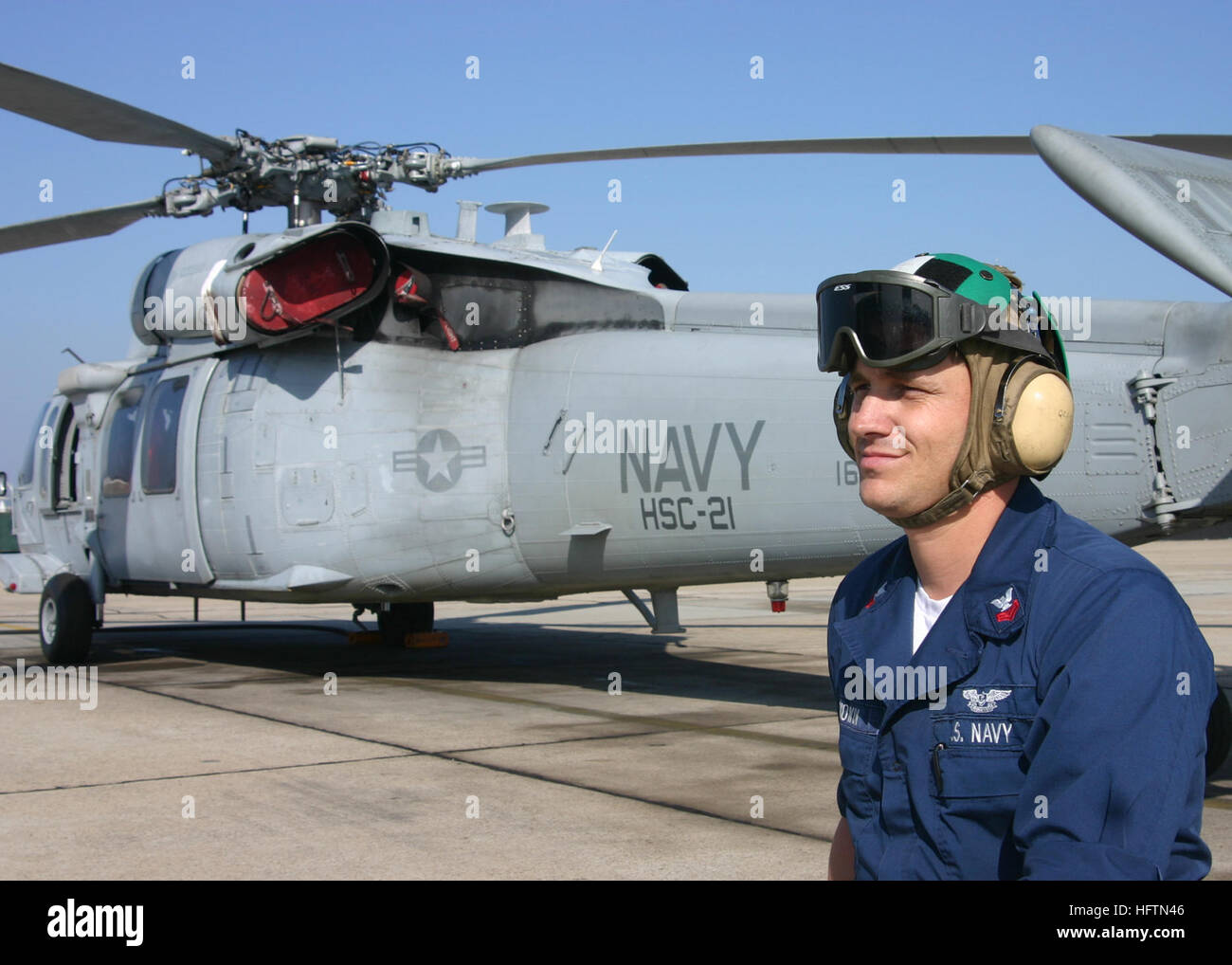 5 peopel hi-res stock photography and images - Alamy