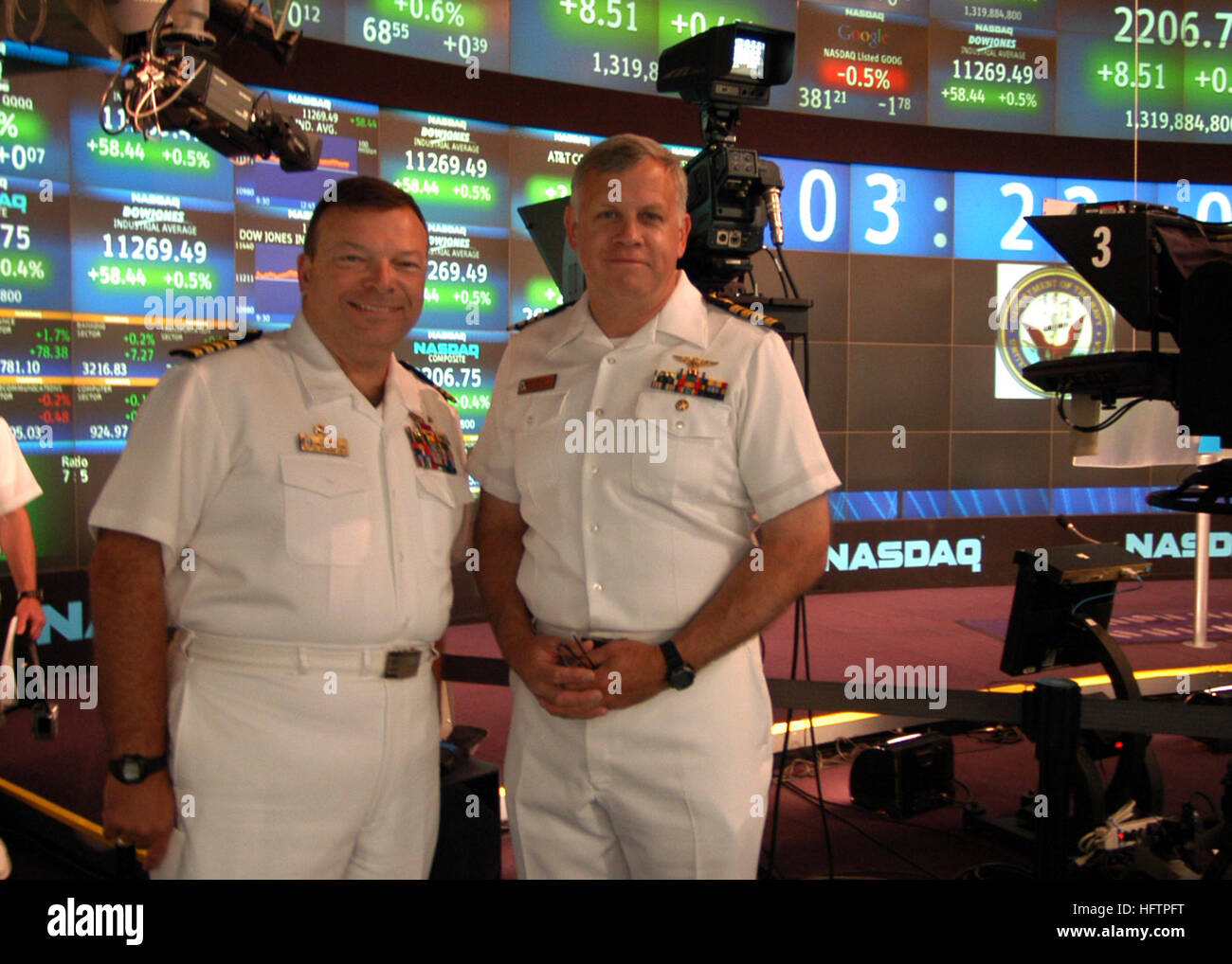 Commanding officer of the amphibious assault ship uss kearsarge left hi ...