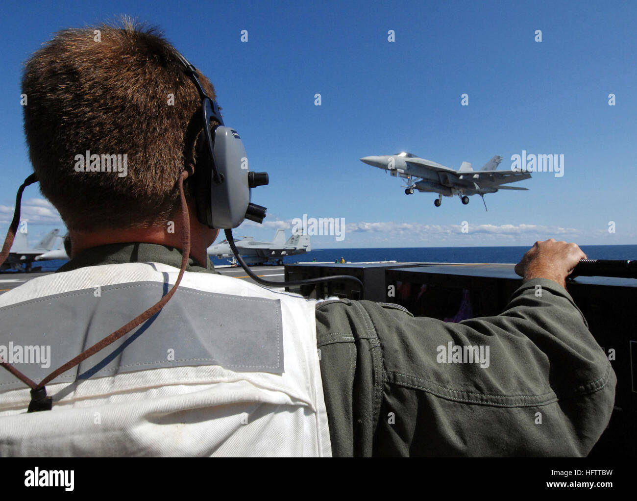 070703-N-8923M-121 ATLANTIC OCEAN (July 3, 2007) - Landing signal ...
