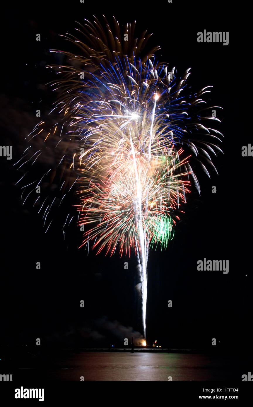 070704-N-3390M-016 EVERETT, Wash. (July 4, 2007) Ð A fireworks display ...