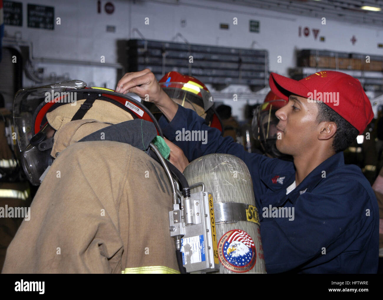 070801-N-6410J-072 PACIFIC OCEAN (Aug. 1, 2007) - Boatswain's Mate 1st ...