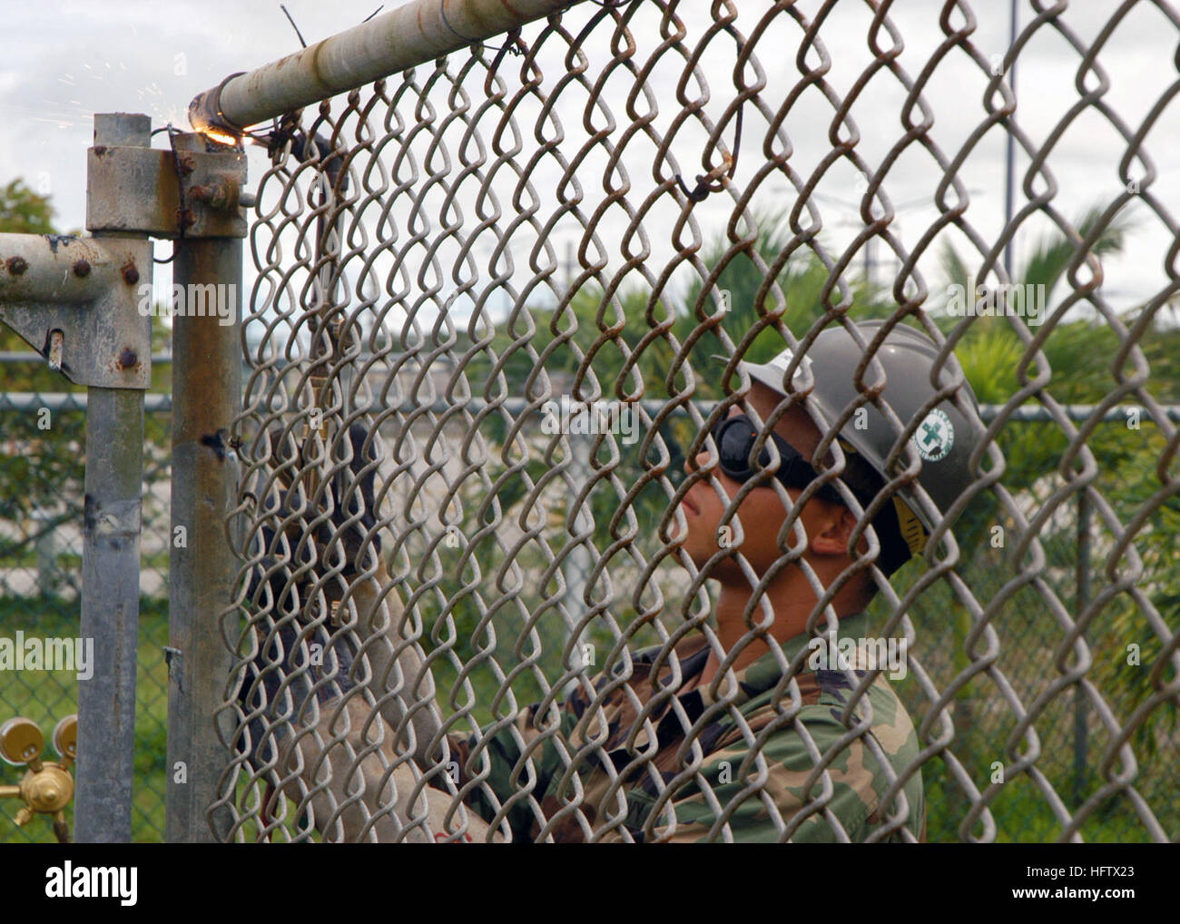 070807-F-8678B-017 GUAM (Aug. 7, 2007) - Steel Worker Constructionman ...