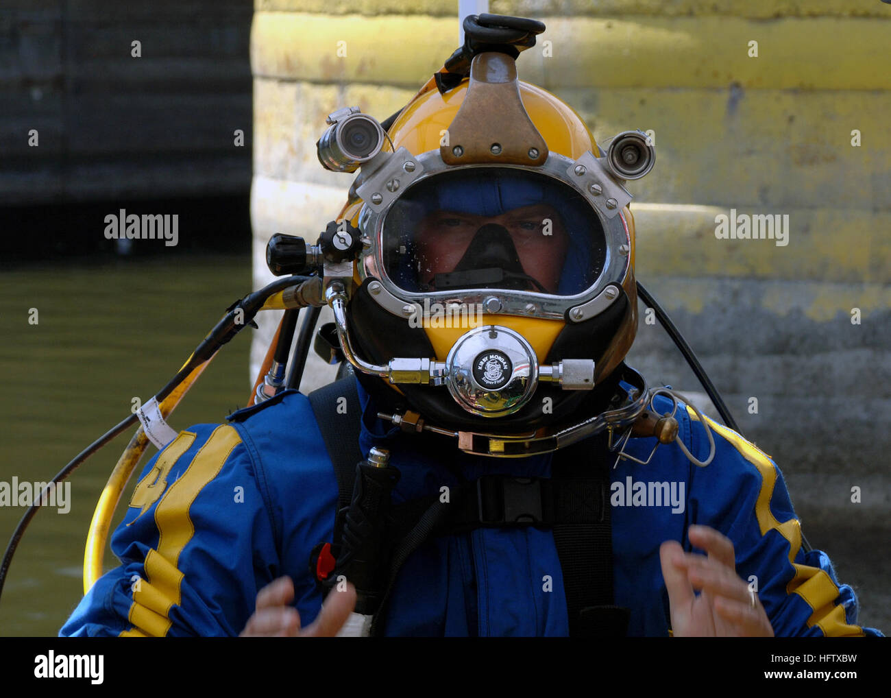 070811-N-3093M-017 MINNEAPOLIS, Minn. (Aug. 11, 2007) - Chief Navy ...