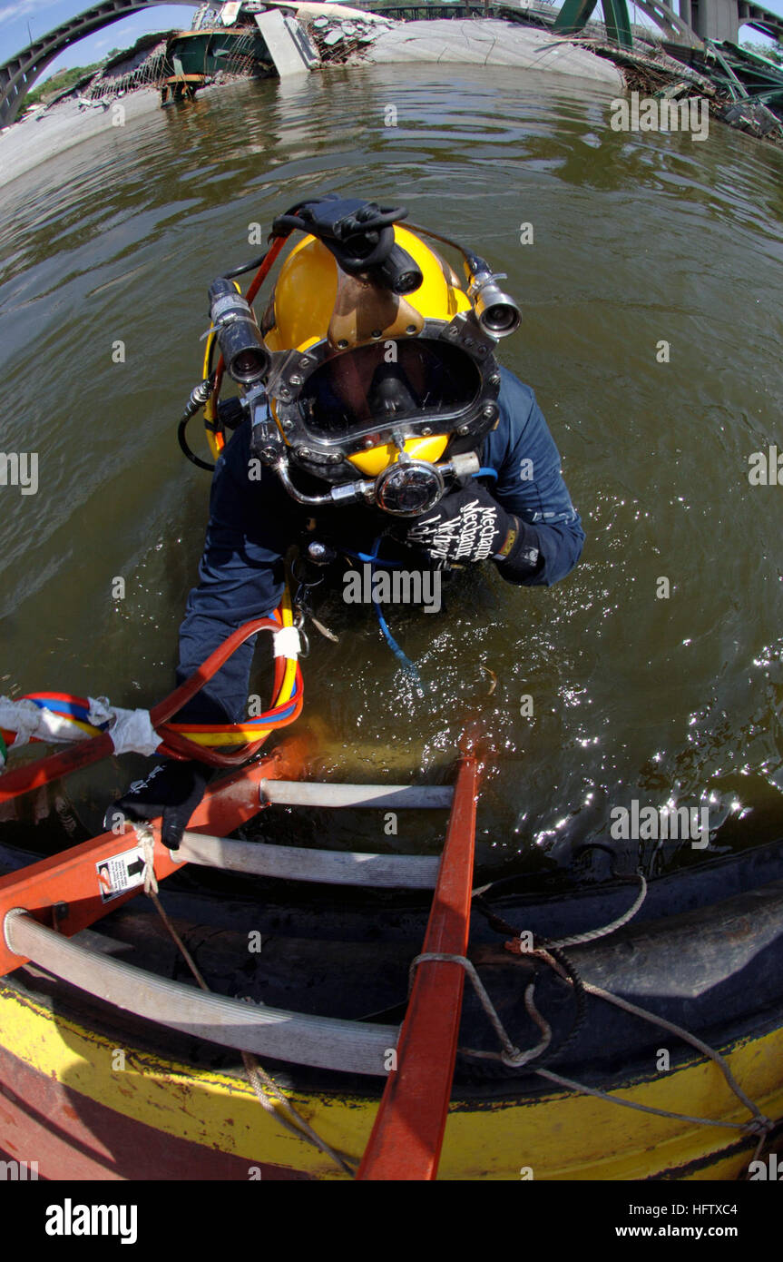 Mississippi river bridge collapse hi-res stock photography and images ...