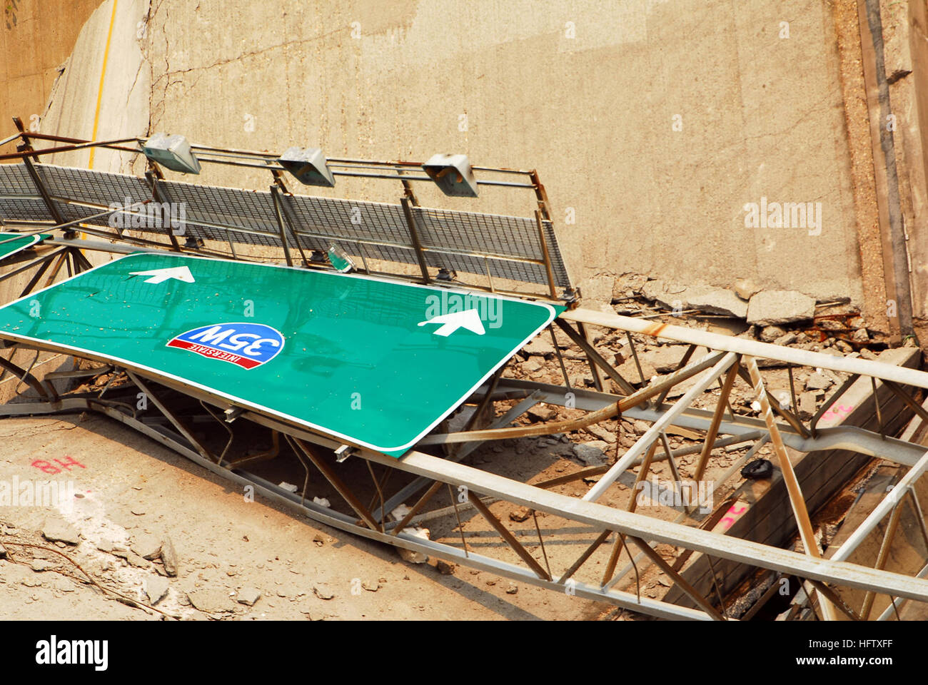 Minneapolis i 35 bridge collapse hi-res stock photography and images ...