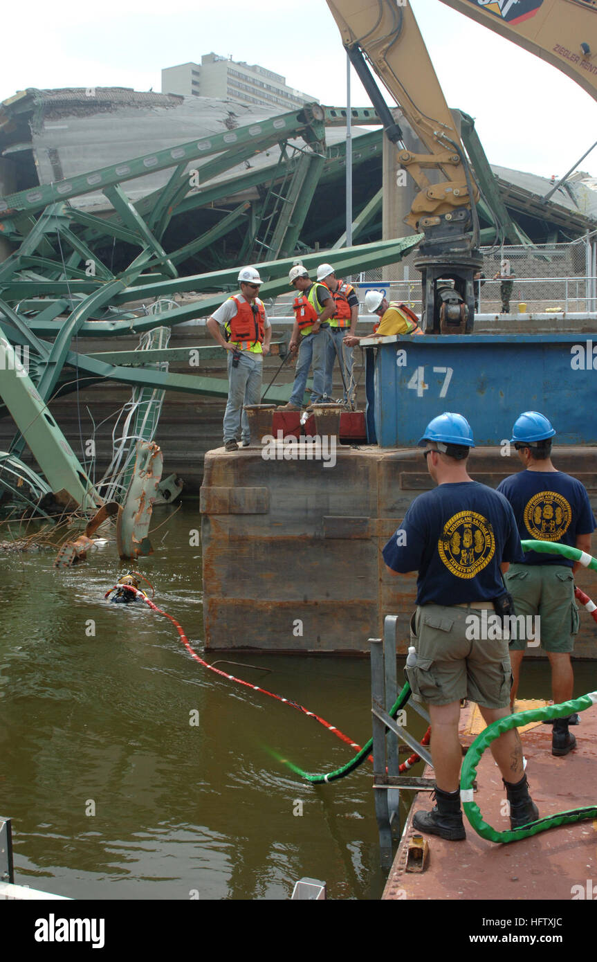 Mississippi river bridge collapse hi-res stock photography and images ...