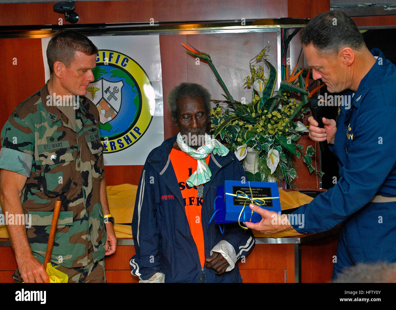 070822-N-1752H-047 PACIFIC OCEAN (Aug. 22, 2007) - Capt. Ed Rhoades ...