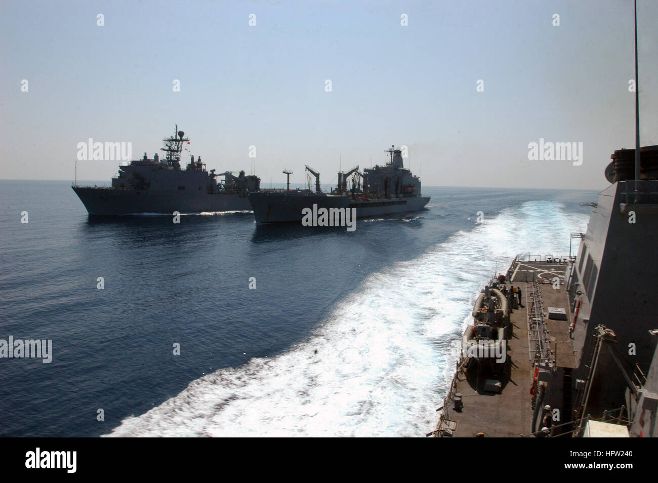 071025-N-4014G-212 INDIAN OCEAN (Oct. 25, 2007) - Guided-missile destroyer USS Porter (DDG 78 ...