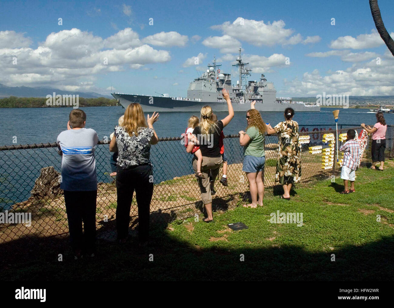 071112-N-6674H-009 PEARL HARBOR, Hawaii (Nov. 12, 2007) - Family and ...