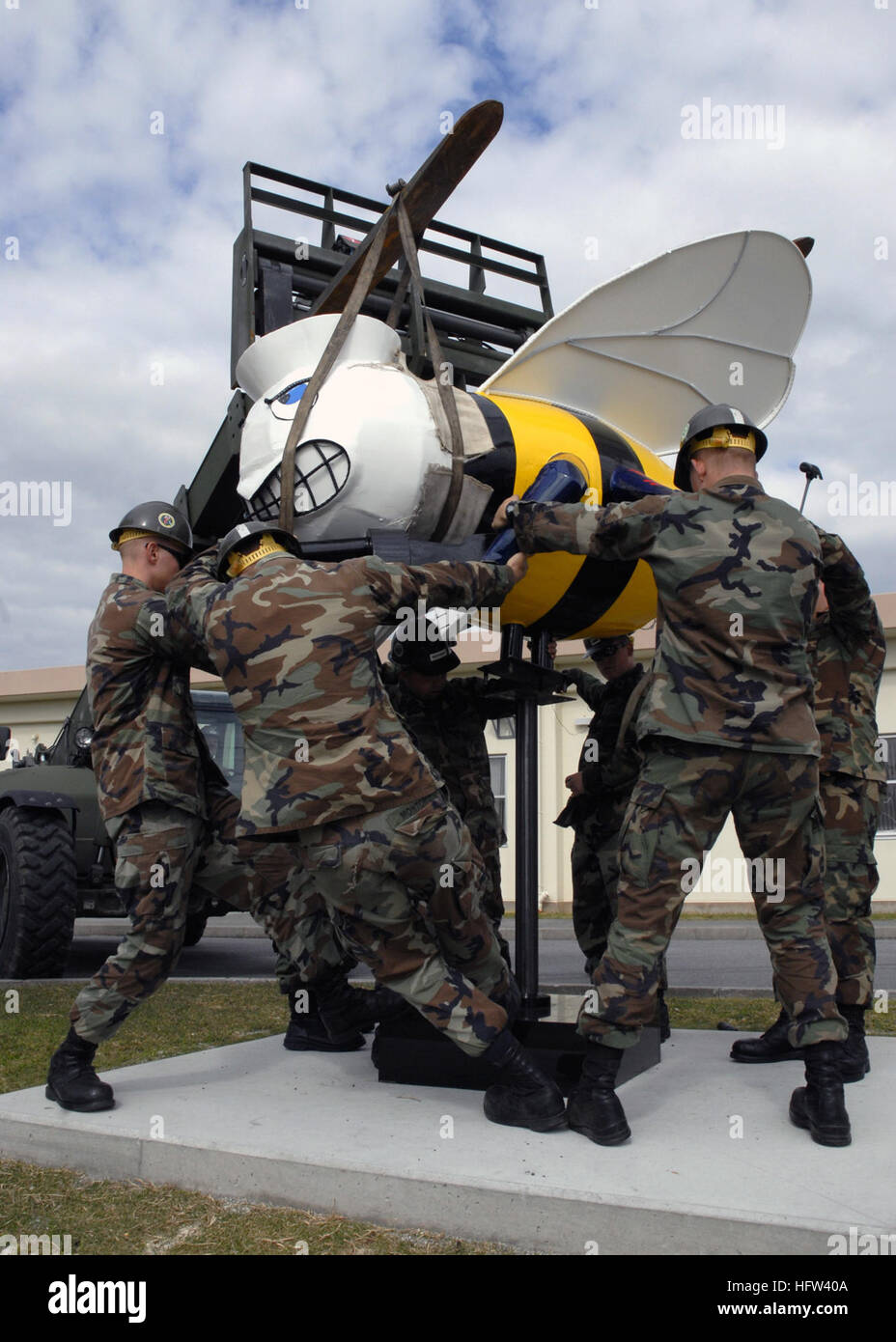 071204-N-1120L-023 OKINAWA, Japan (Dec. 4, 2007) Seabees assigned to ...