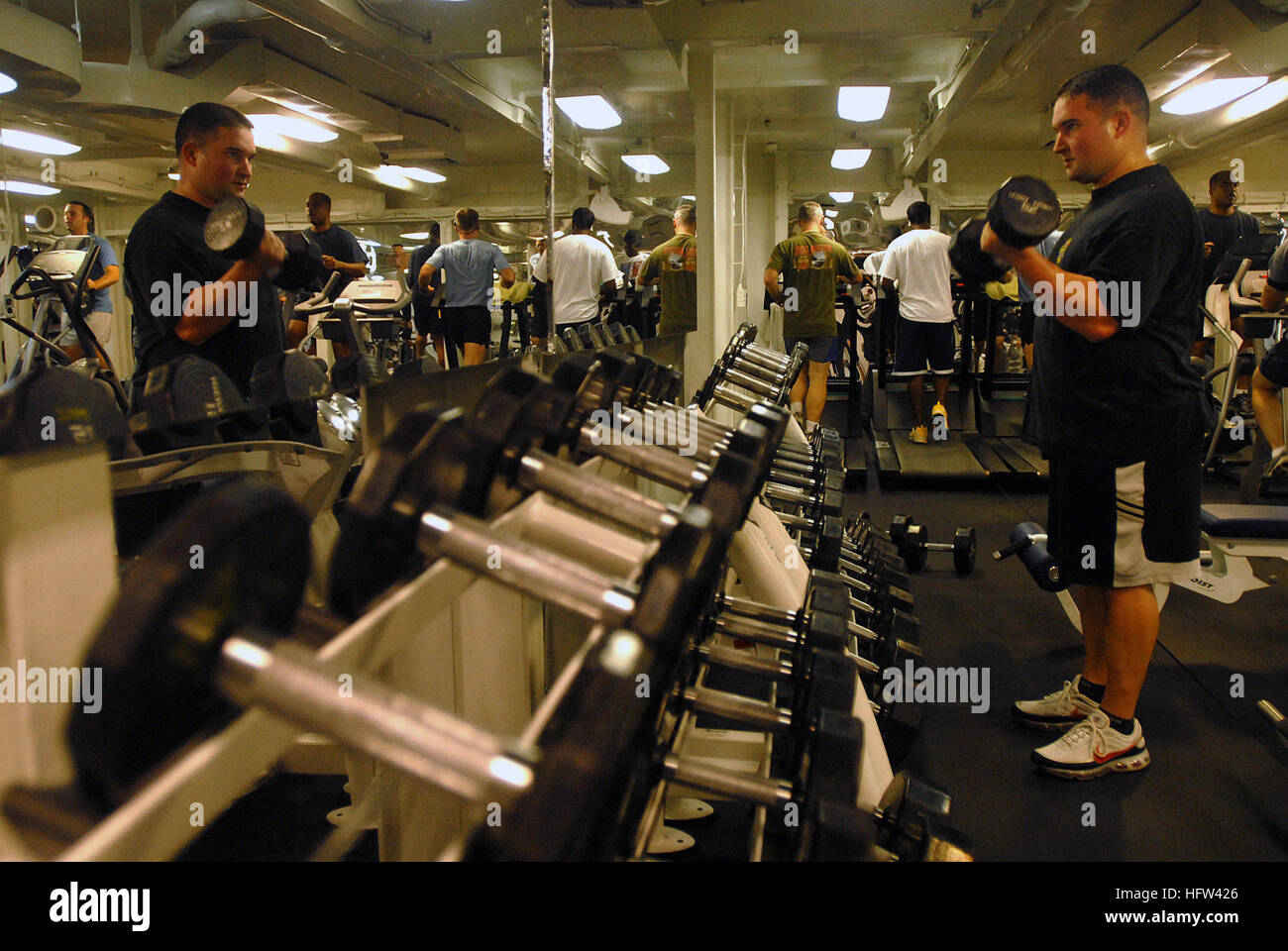 071204-N-4133B-079 PACIFIC OCEAN (Dec. 4 2007) Lt. Joel Rolley lifts ...