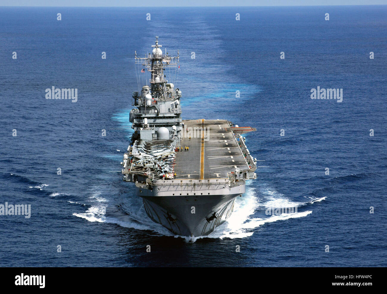 Amphibious assault ship uss tarawa lha 1 hi-res stock photography and ...