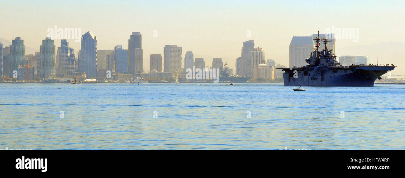 Amphib ship uss boxer lhd 4 hi-res stock photography and images - Alamy