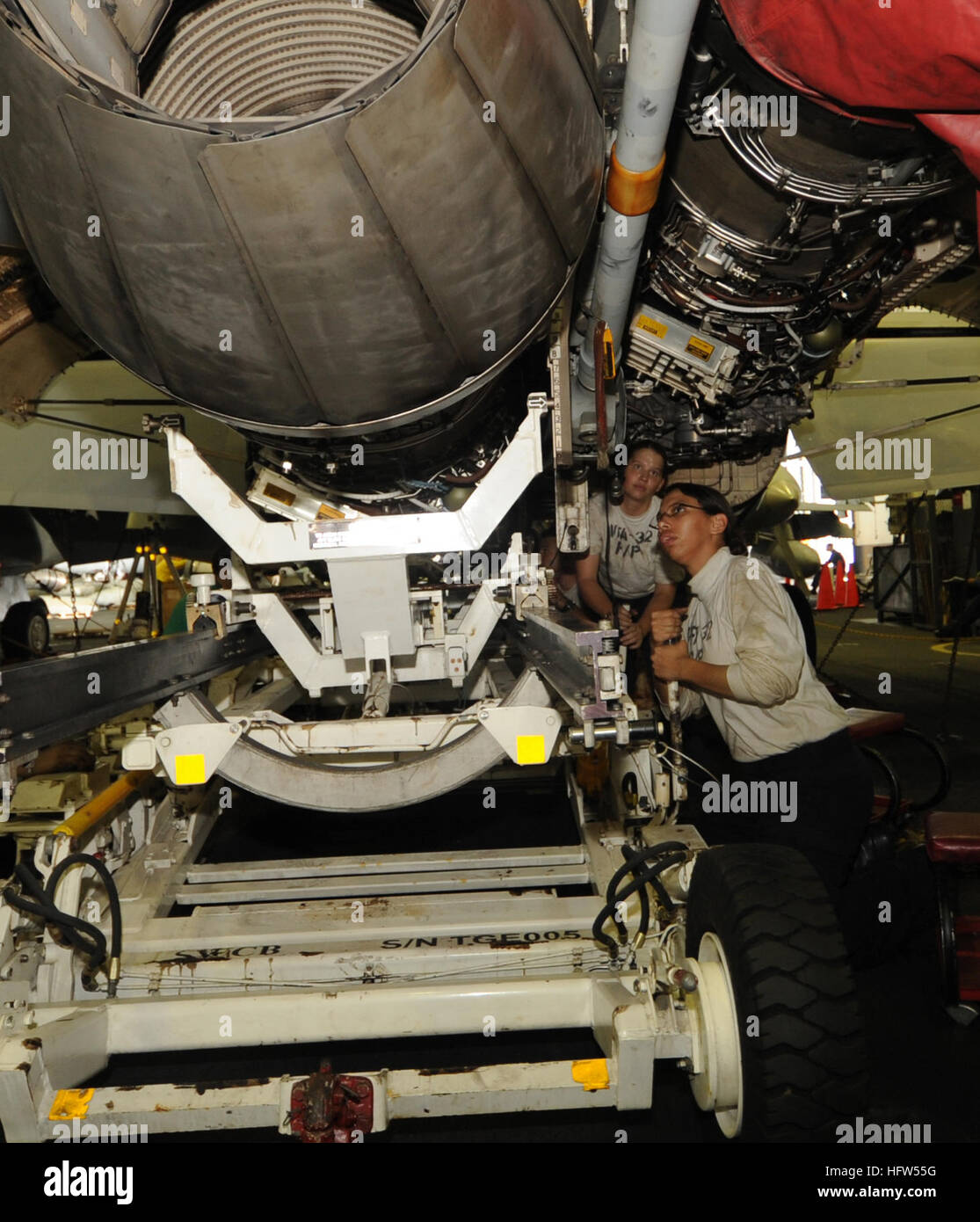 F a 18f super hornet f414 jet engine hi-res stock photography and ...