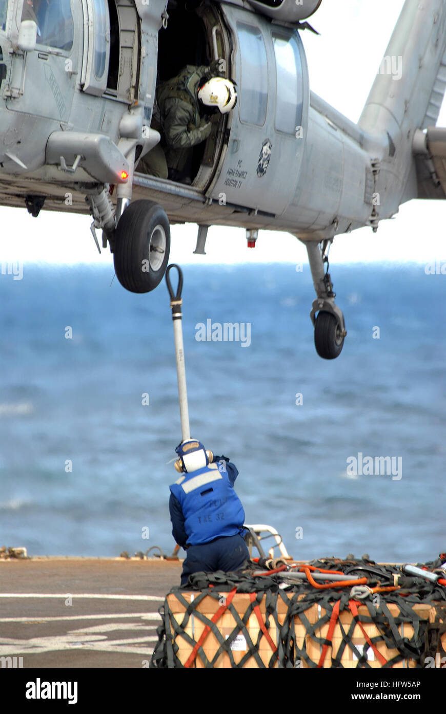 MH-60S Seahawk from Helicopter Sea Combat Squadron 21 connects to a ...
