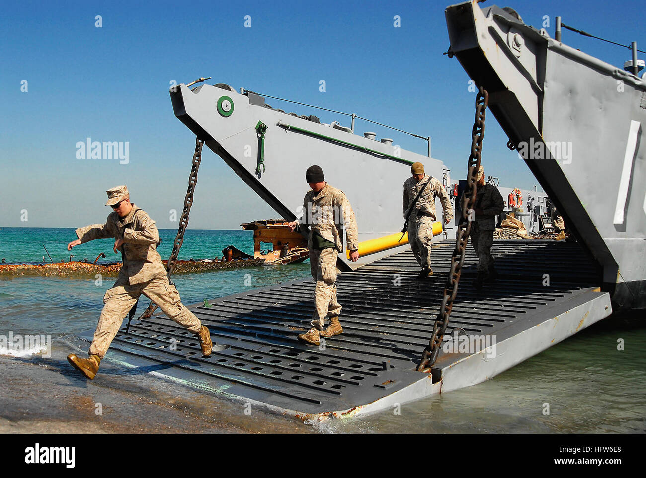 Us navy landing craft kuwait hi-res stock photography and images - Alamy