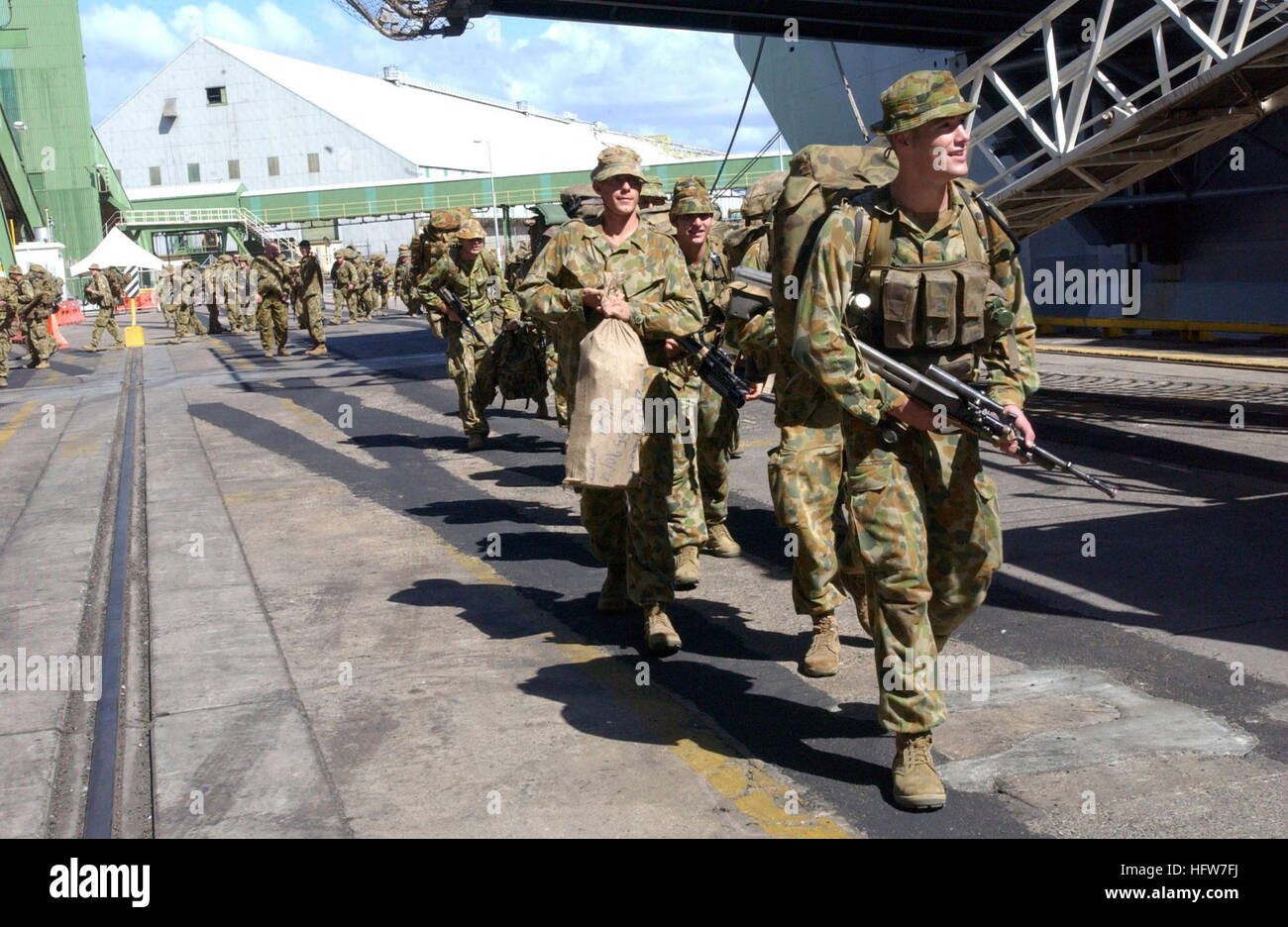 050611-N-8146B-001 Townsville, Australia (June 11, 2005) - Australian ...