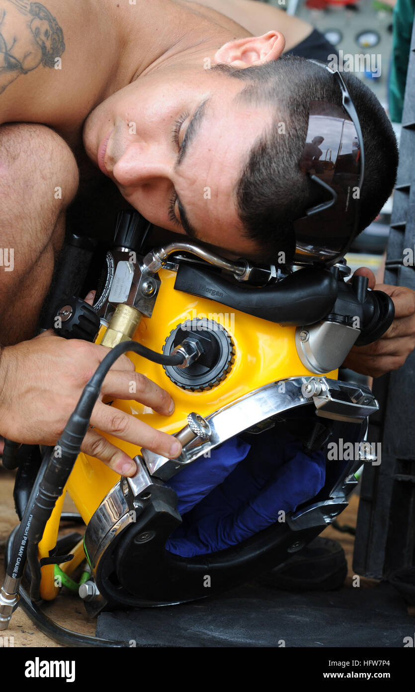 Us navy diving helmet hi-res stock photography and images - Alamy