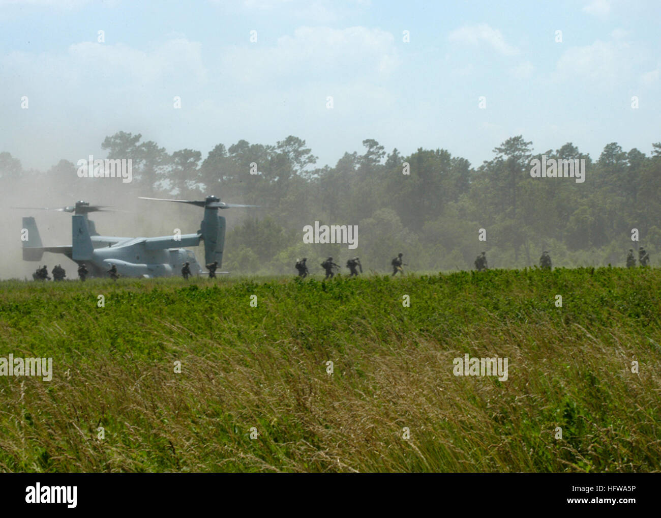 An MV-22 Osprey from VMX-22 conducts a tactical landing at Raven ...