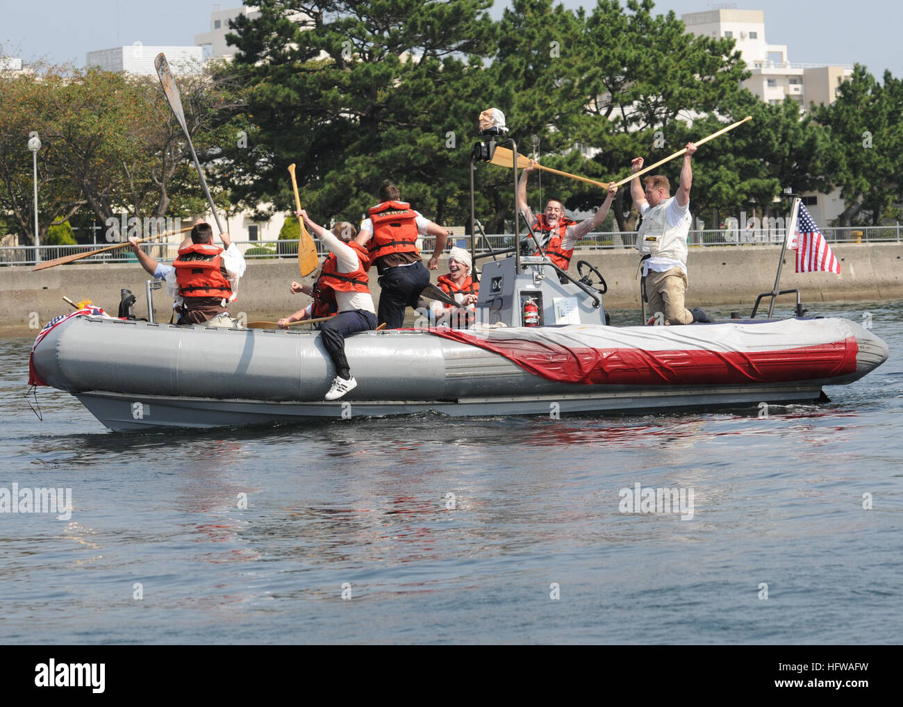 090928-N-4015L-169 YOKOSUKA, Japan (Sep. 28, 2009) Sailors assigned to ...