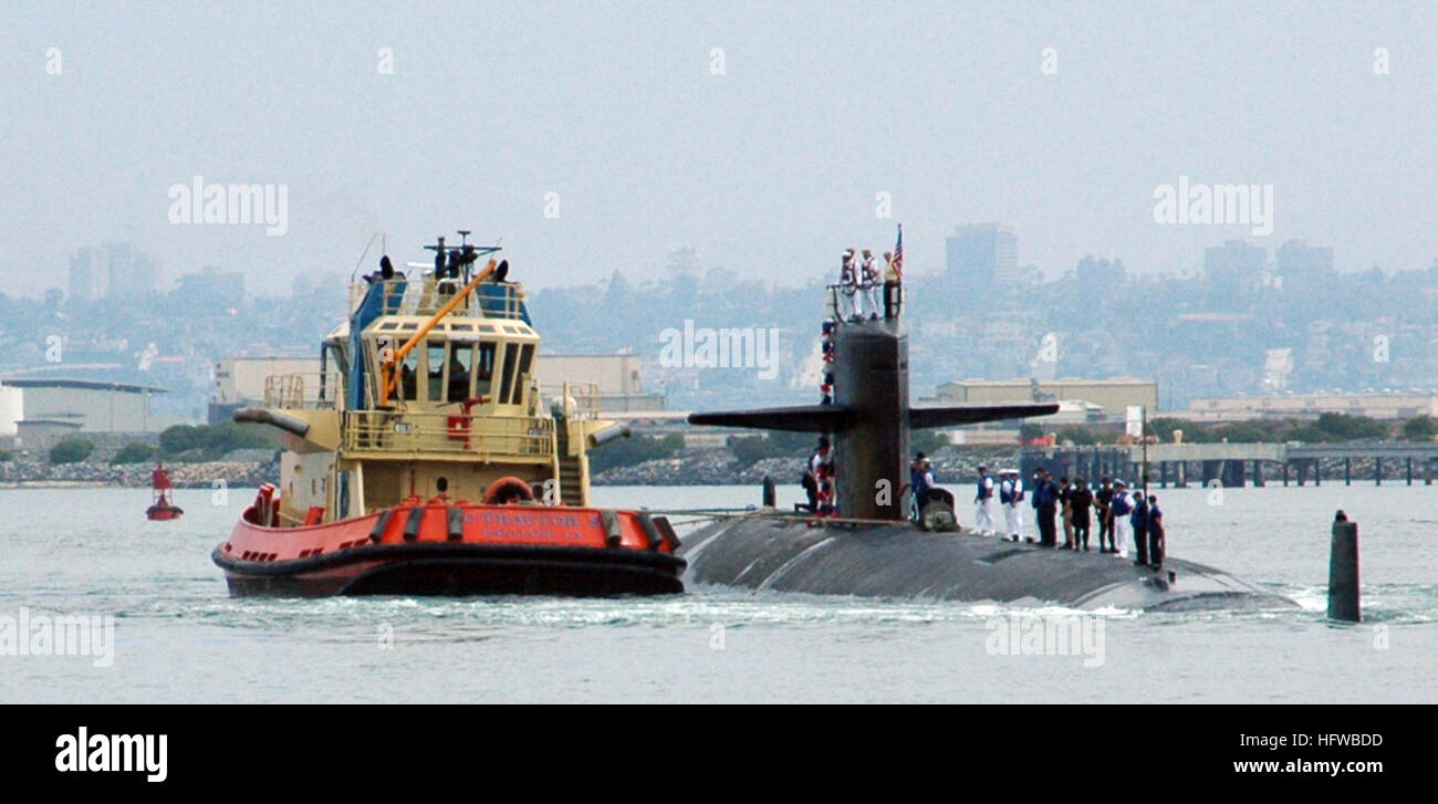 080730-N-1994L-015 SAN DIEGO (July 30, 2008) Sea Tractor Eight tows the ...
