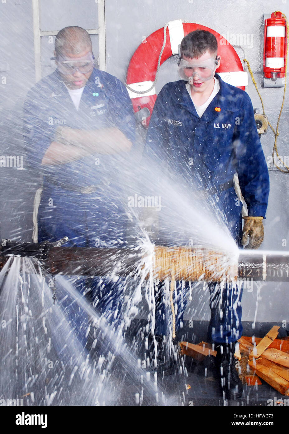 081022-N-2183K-158 PACIFIC OCEAN (Oct. 22, 2008) Sailors test the ...