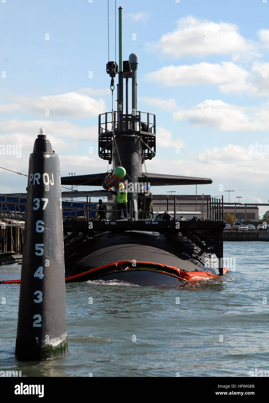 081022-N-7668G-022 NORFOLK, Va. (Oct. 22, 2008) The weapons loading ...