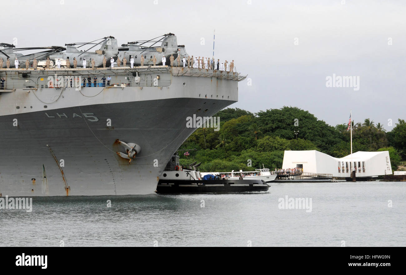 Sailors and Marines aboard the Tarawa-class amphibious assault ship USS ...