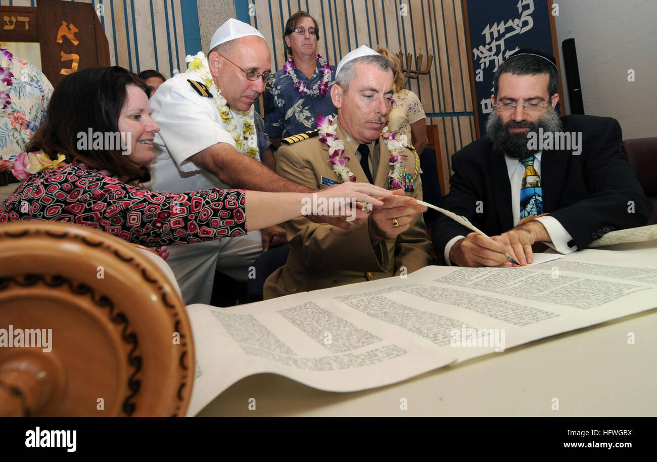 Last letters in a sefer torah hi-res stock photography and images - Alamy