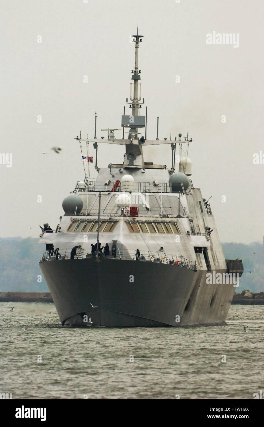 Uss freedom combat ship sails hi-res stock photography and images - Alamy