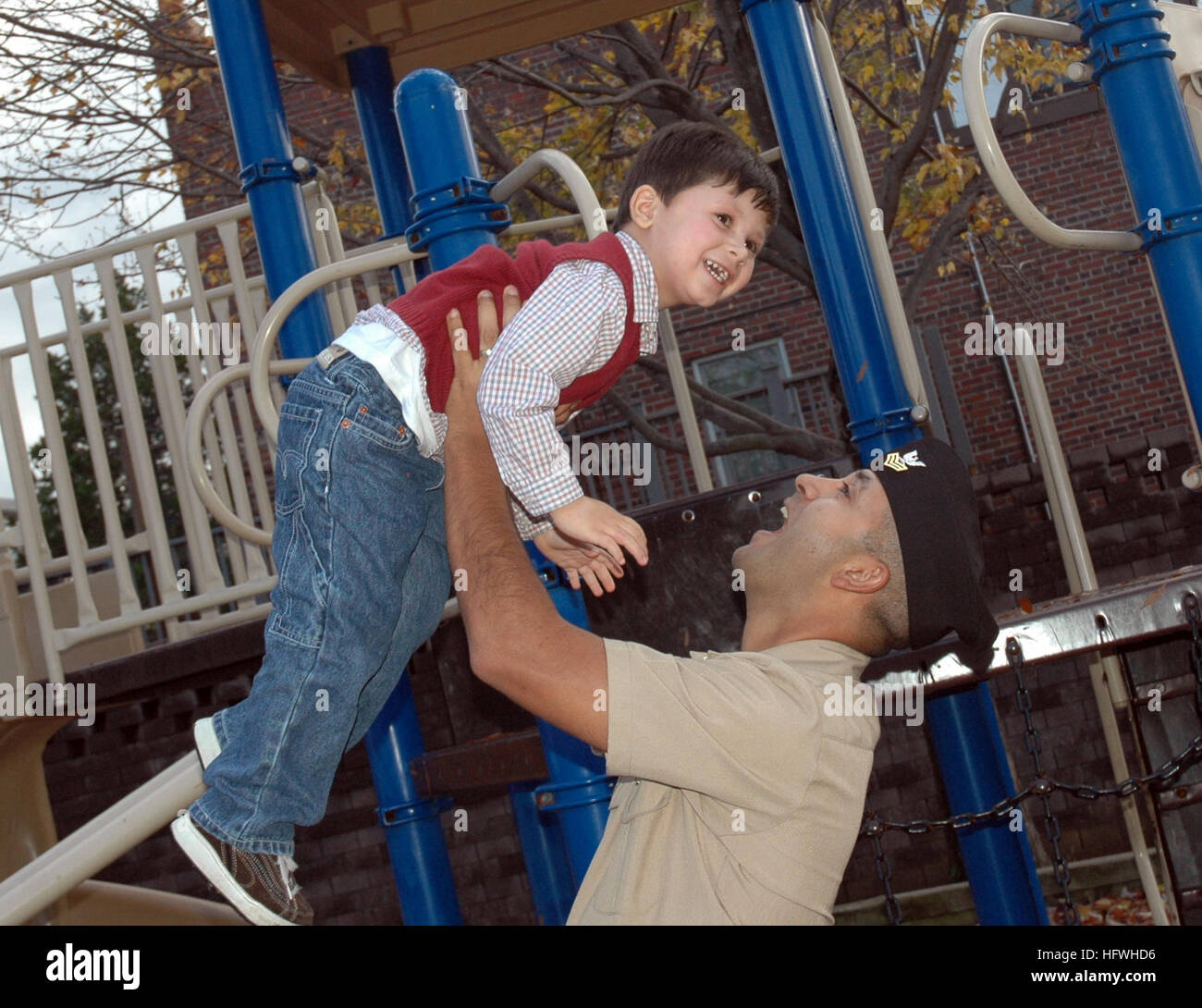 081115-N-9268E-008 ARLINGTON (Nov. 15, 2008) Yeoman 1st Class Luis ...