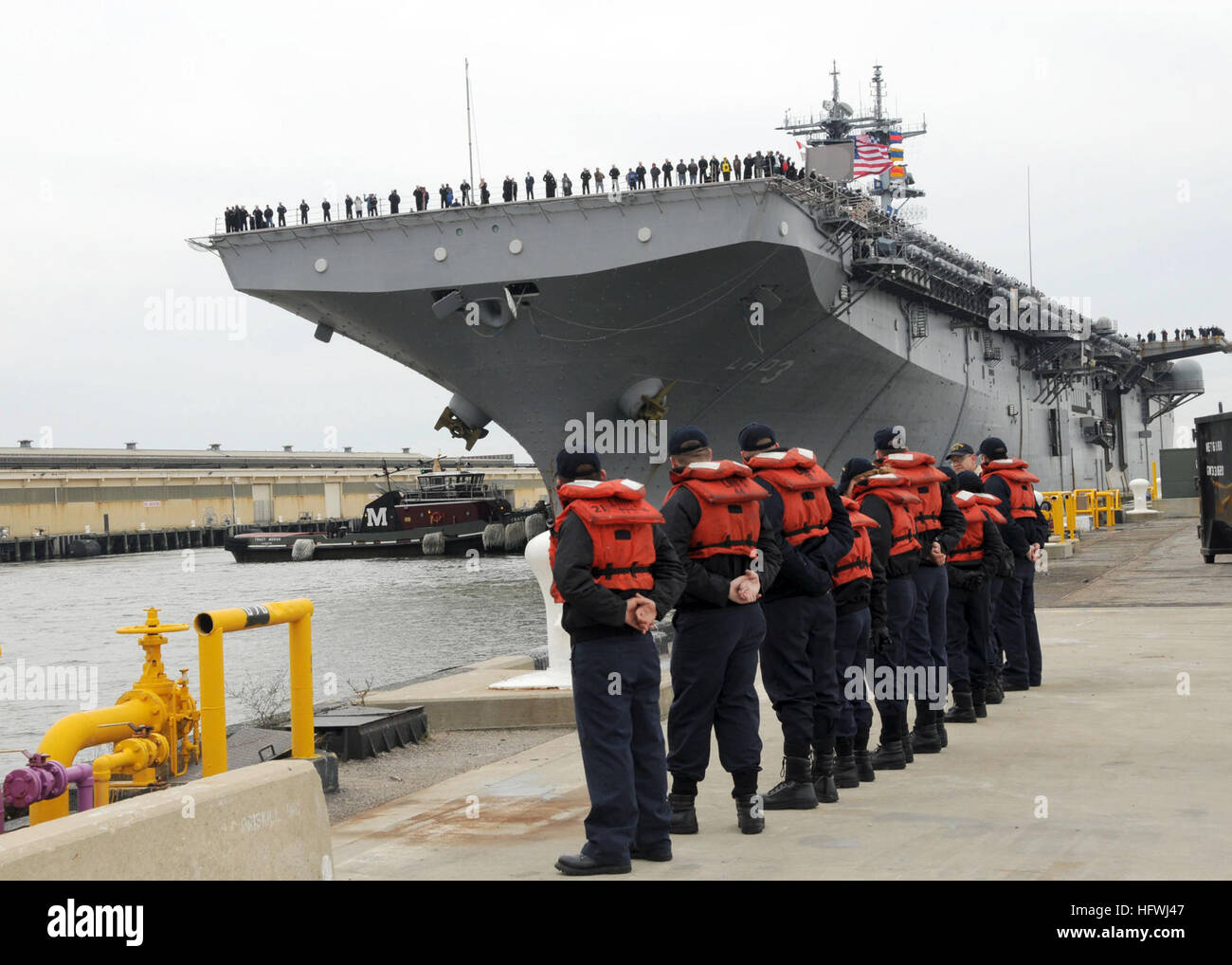 081202-N-1713L-012 NORFOLK, Va. (Dec. 2, 2008) Line handlers stand by ...