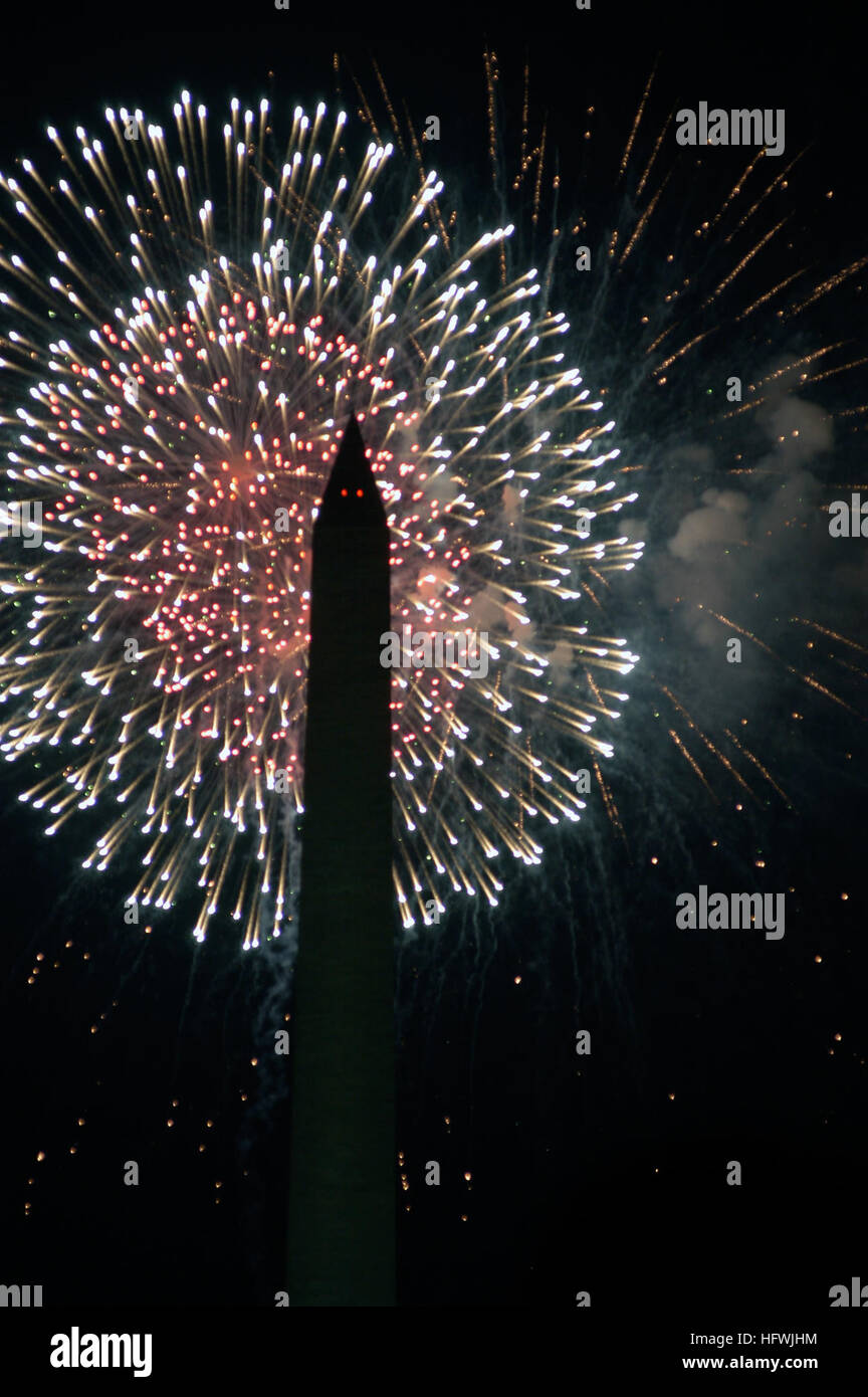 050704-N-5608F-020 Washington, D.C. (July 4, 2005) - Fireworks burst ...