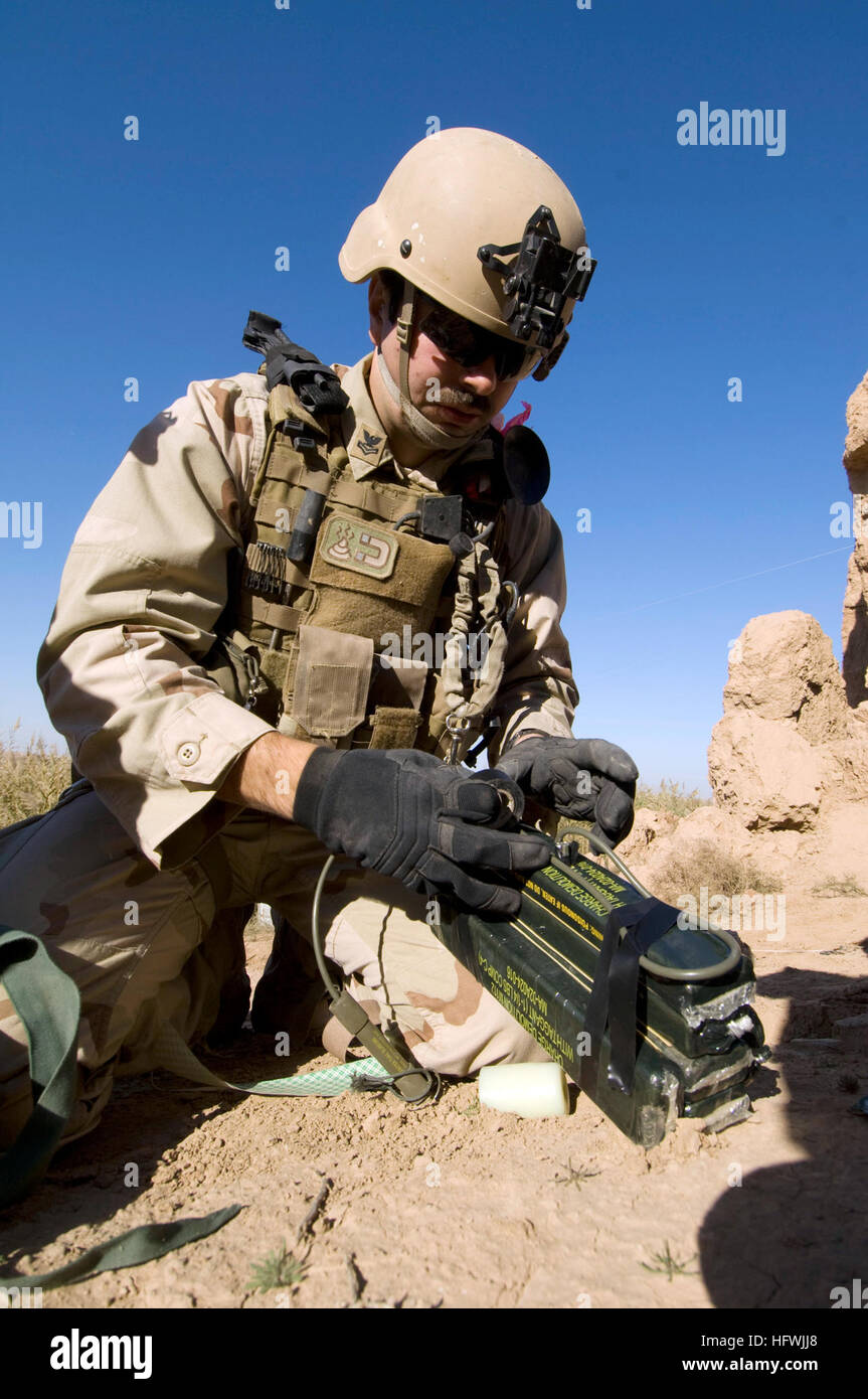 Eod iraq army soldiers hi-res stock photography and images - Alamy