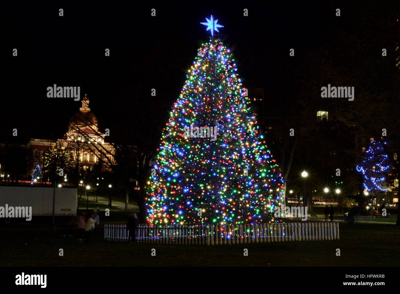 A view of the Massachusetts State House atop Beacon Hill at Christmas ...