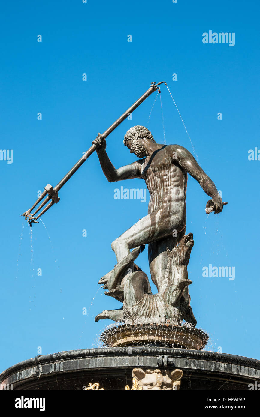 Bronze statue of neptune hi-res stock photography and images - Alamy