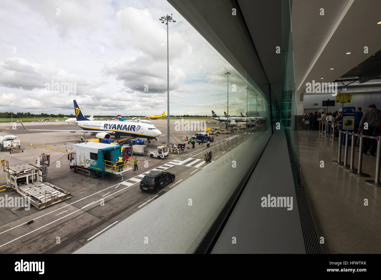 Ryanair plane, airbus a320, ready for boarding at Dublin airport ...