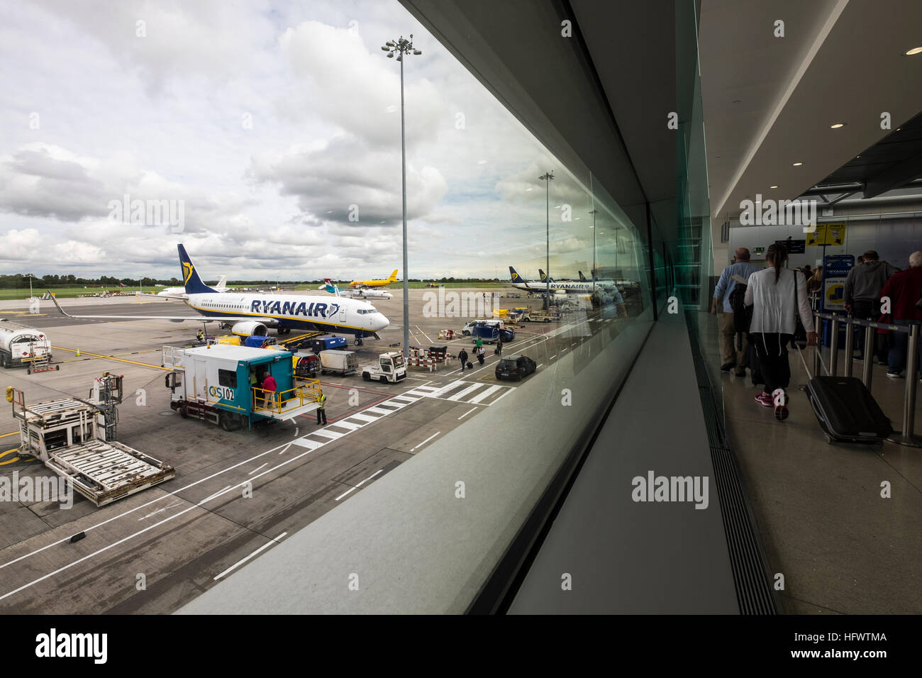 Ryanair plane, airbus a320, ready for boarding at Dublin airport ...