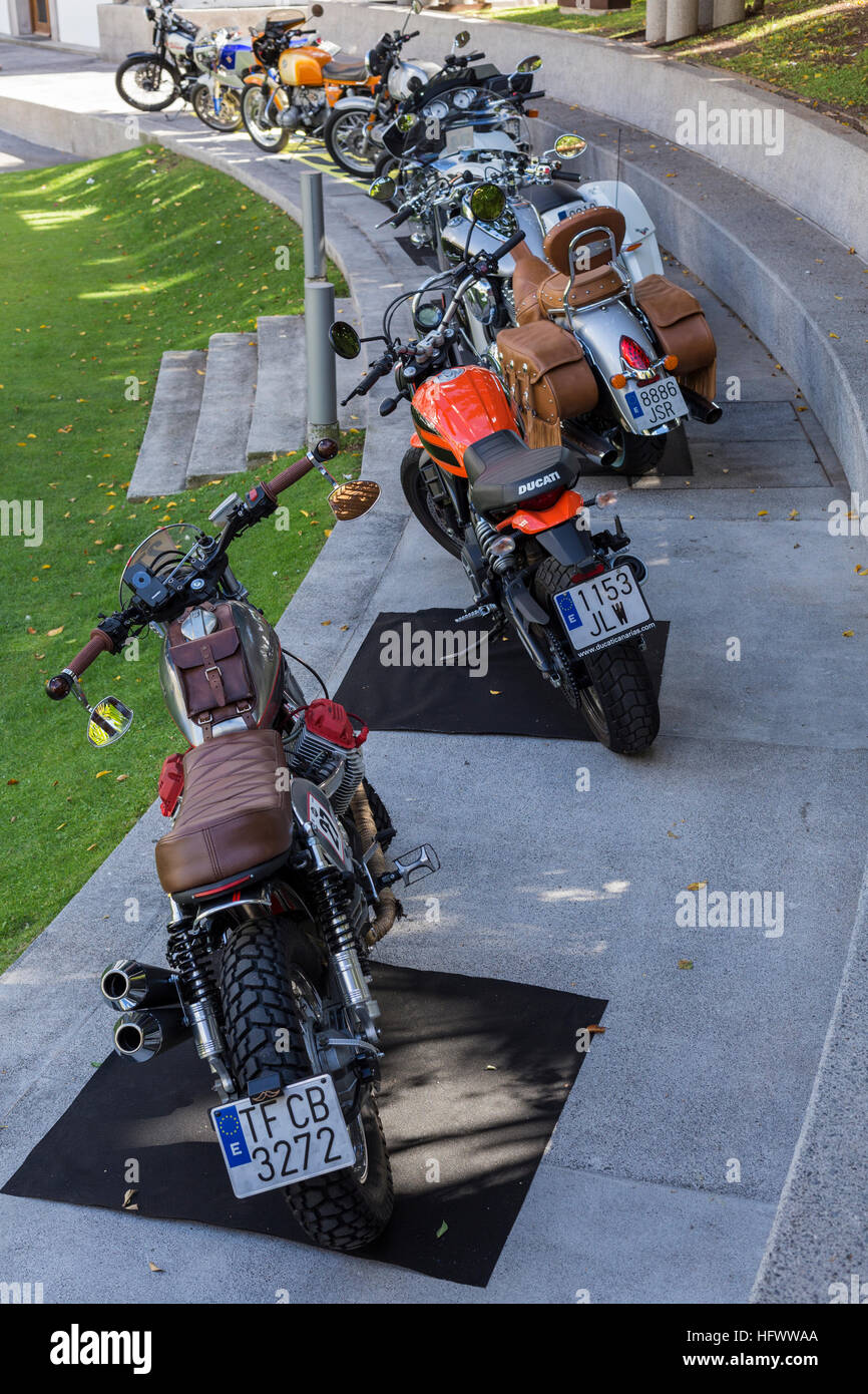 Harley davidson motorcycle on display hi-res stock photography and ...