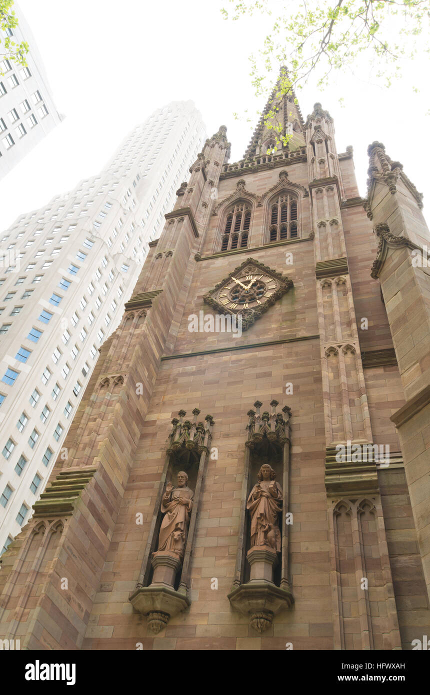 exterior of the Trinity church in downtown manhattan Stock Photo - Alamy