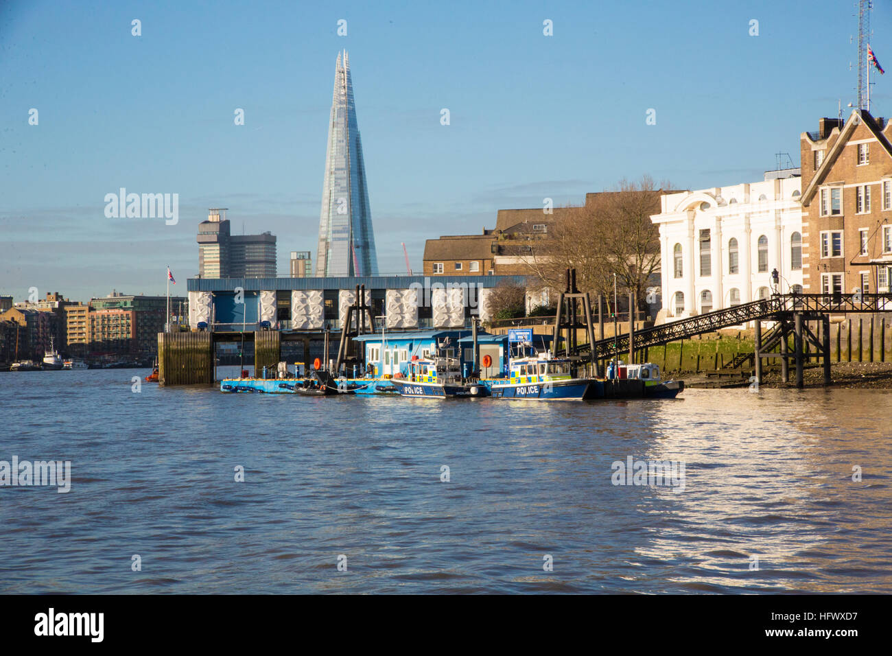 Floating house on the river thames hi-res stock photography and images ...