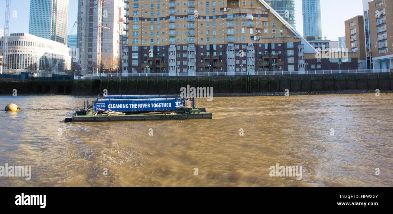 Cleaning the river thames hi-res stock photography and images - Alamy